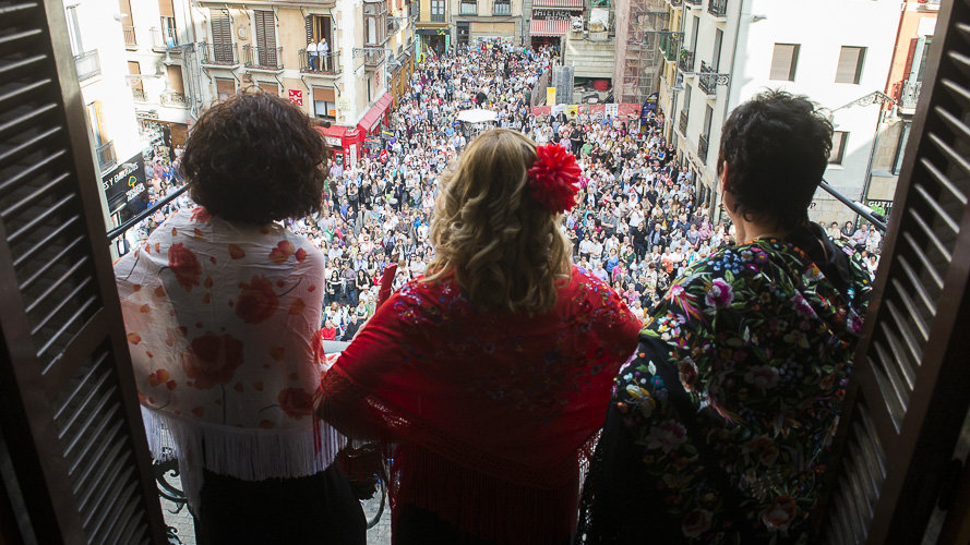 La ópera toma las calles de Pamplona y resuena en una abarrotada plaza ...