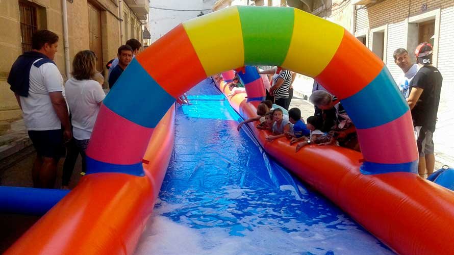 Divertida mañana en Caparroso con un tobogán acuático gigante de 100 metros
