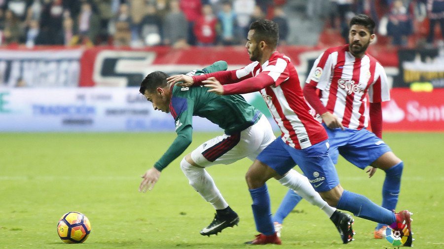 El tropiezo en El Molinón, en imágenes: los errores defensivos ...