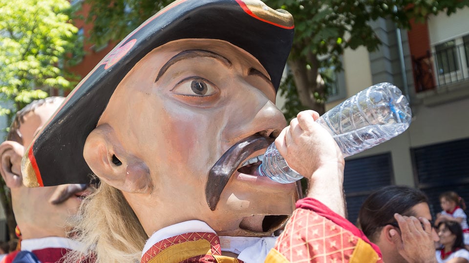 Los kilikis refrescan la fiesta con una divertida comitiva por las ...