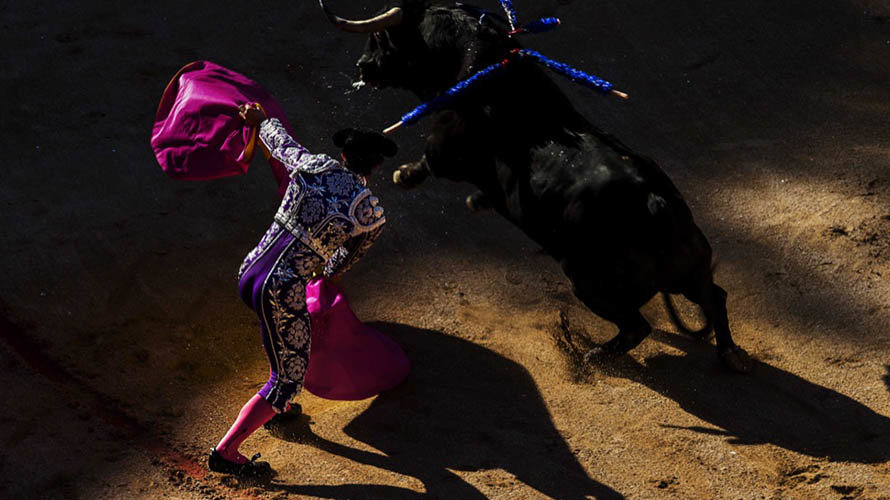 Una corrida de toros en Pamplona a través del color y los contrastes ...