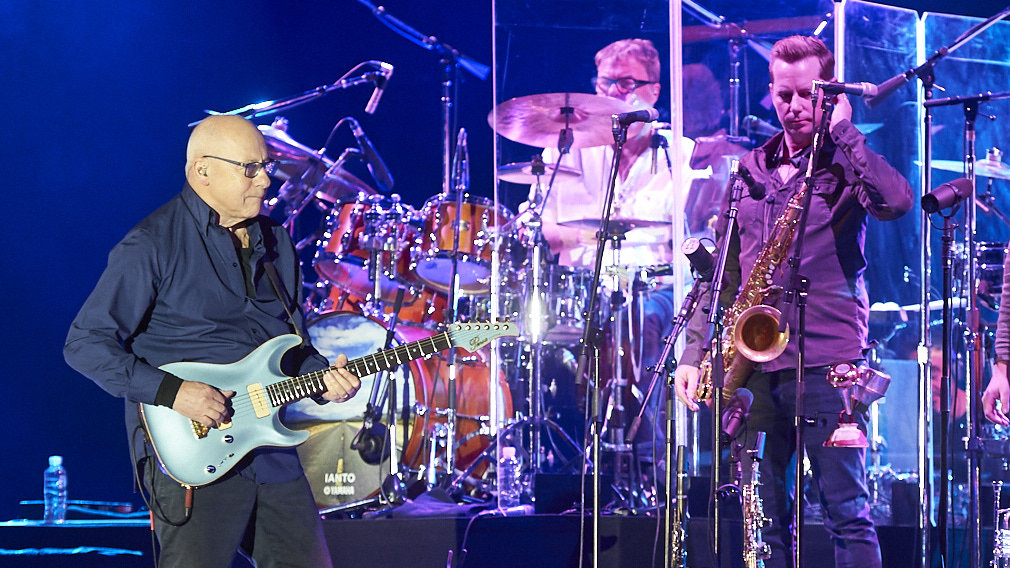Mark Knopfler despide su gira en el Navarra Arena: las imágenes del ...