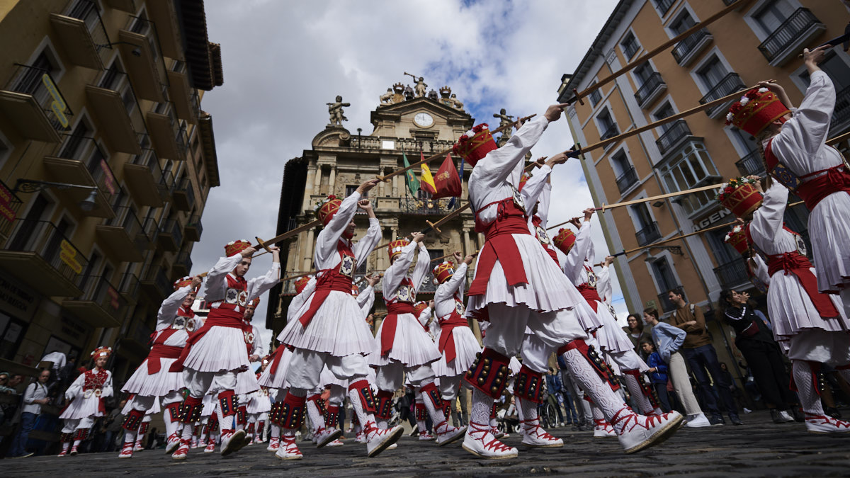 La sensacional 'Danza de las Espadas': Pamplona vibra con los bailes en el Ayuntamiento
