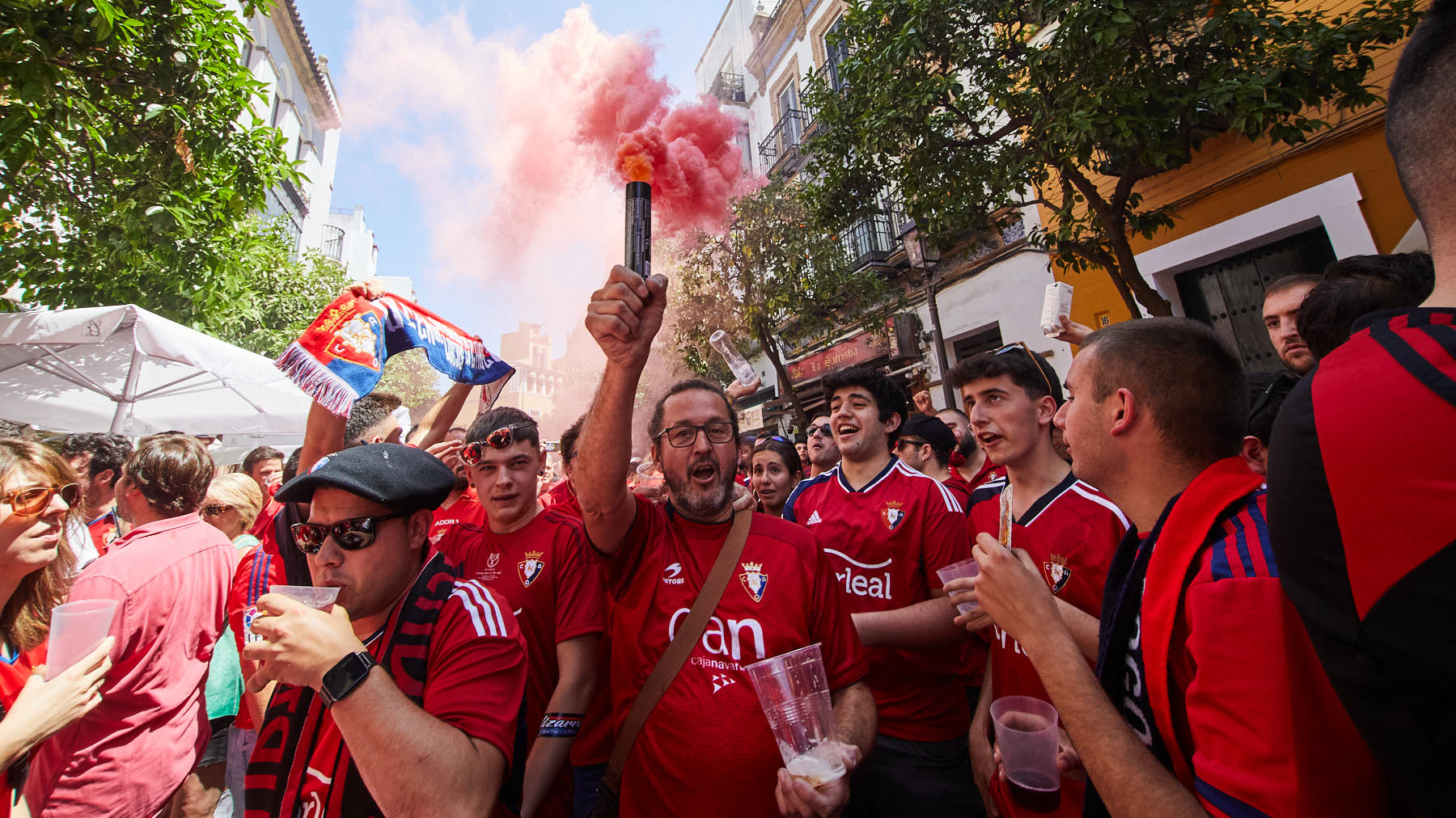La fiesta de Osasuna en Sevilla: las imágenes de los aficionados horas ...