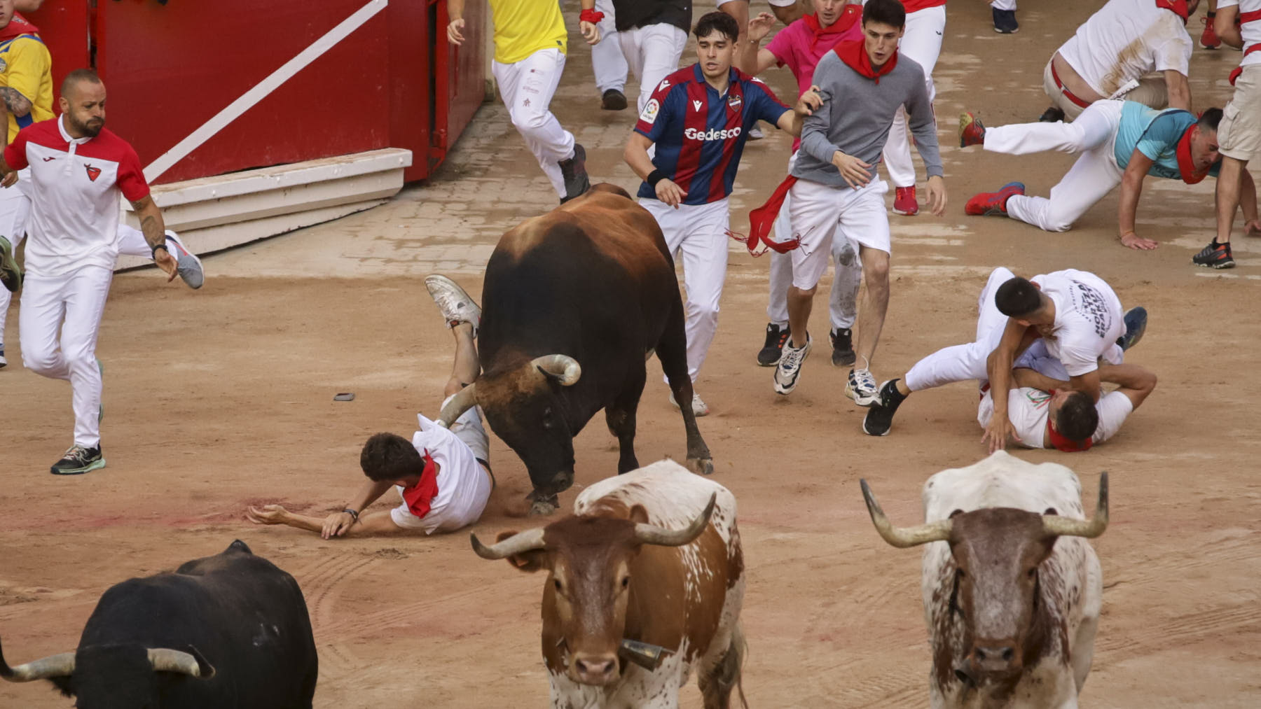 San Fermín | Un toro atraviesa en el encierro la camiseta de un mozo en ...