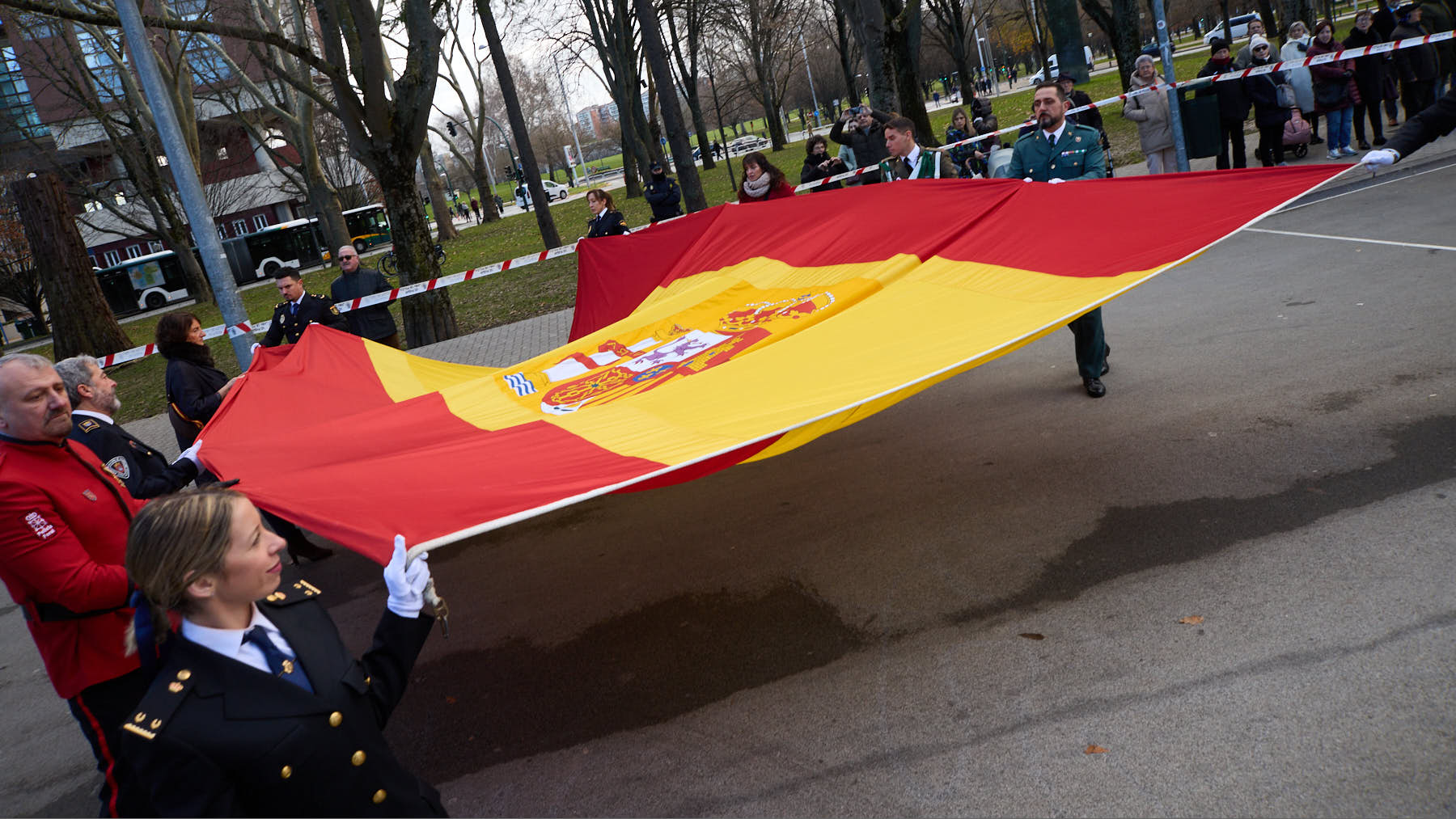 VÍDEO | El impresionante izado de una gran bandera de España en ...