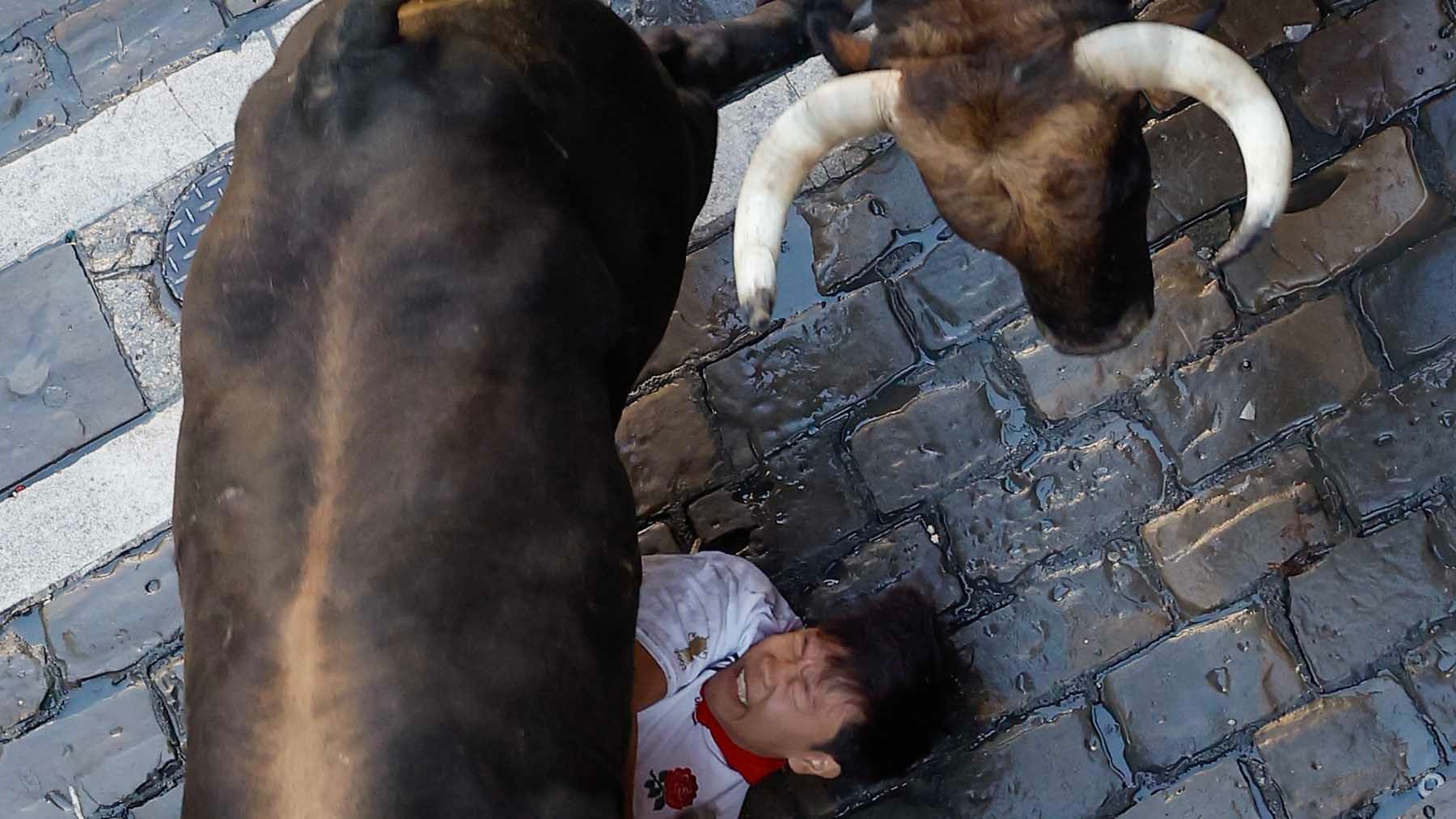 Engullido por los toros de La Palmosilla en el primer encierro de San ...
