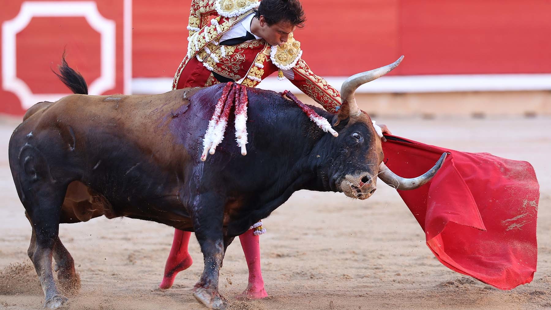 Roca Rey acrecienta su leyenda en Pamplona: descalzo, tres orejas y ...
