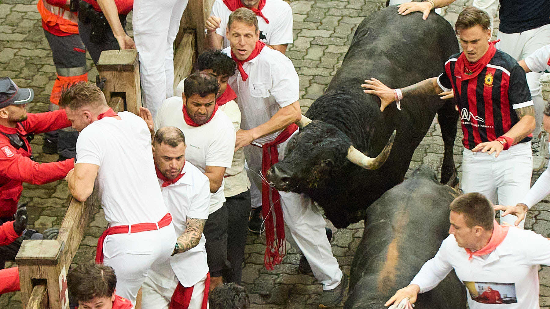 Del brazo con un toro de 600 kilos: todas las fotos del primer encierro ...